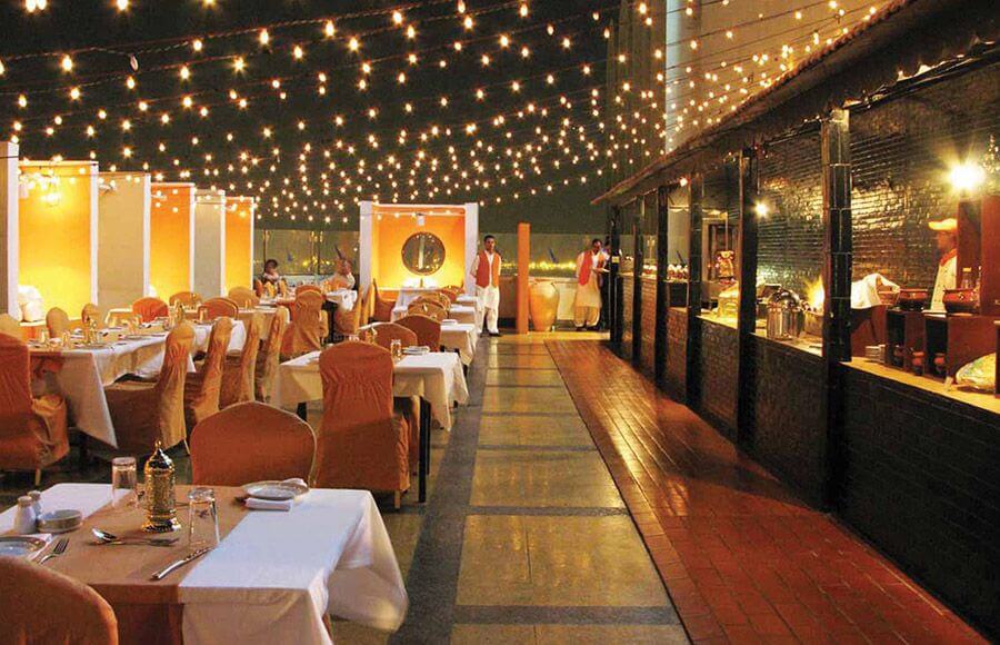 10 Places To Visit for Dinner Buffet in Karachi: Price & Menu
