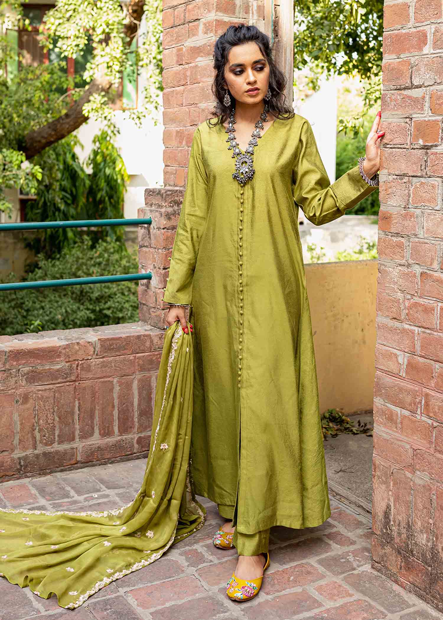 Latest Fashion Trends for Girls in Pakistan 2022 - BlogPakistan