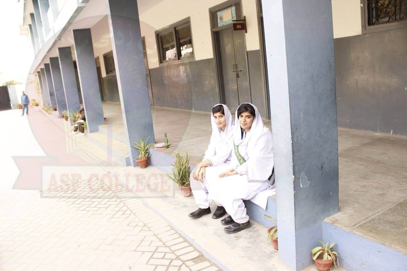 12 TOP Colleges in Karachi For FSC, ICS, and ICOM